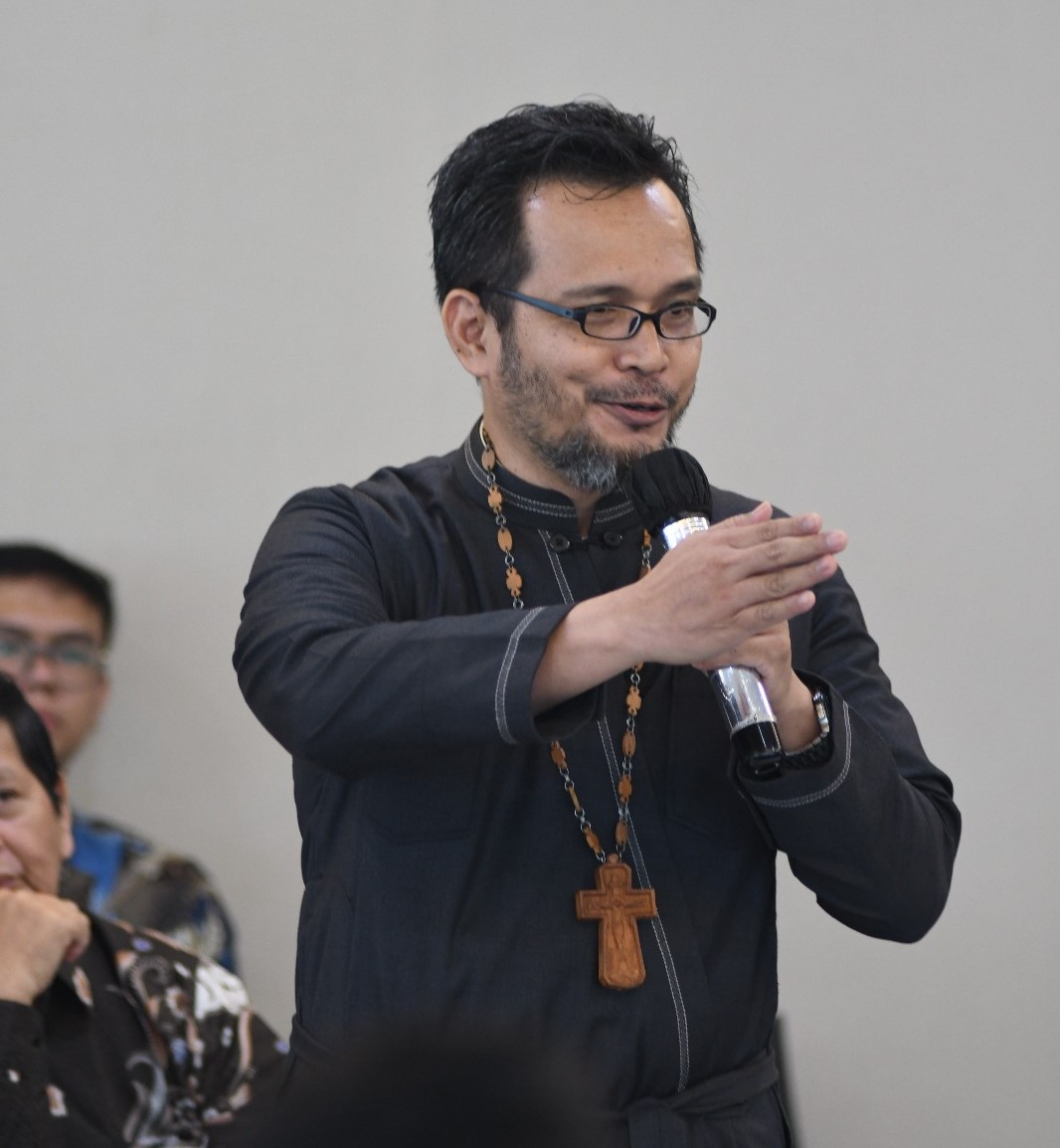 Ketua Umum GOI Romo Yakobus Jimmy Stevanus Mboe Hadir dalam FGD RJMP ...